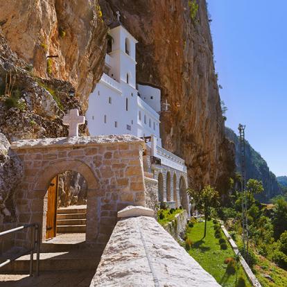 Guide de Voyage du Monténégro - Monastère d'Ostrog | Le Voyage Autrement