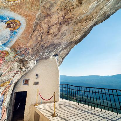 Guide de Voyage du Monténégro - Monastère d'Ostrog | Le Voyage Autrement