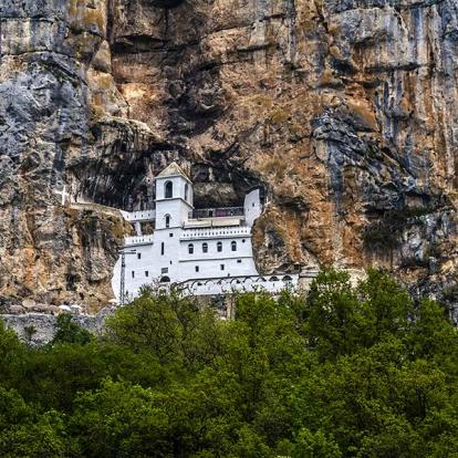 Guide de Voyage du Monténégro - Monastère d'Ostrog | Le Voyage Autrement